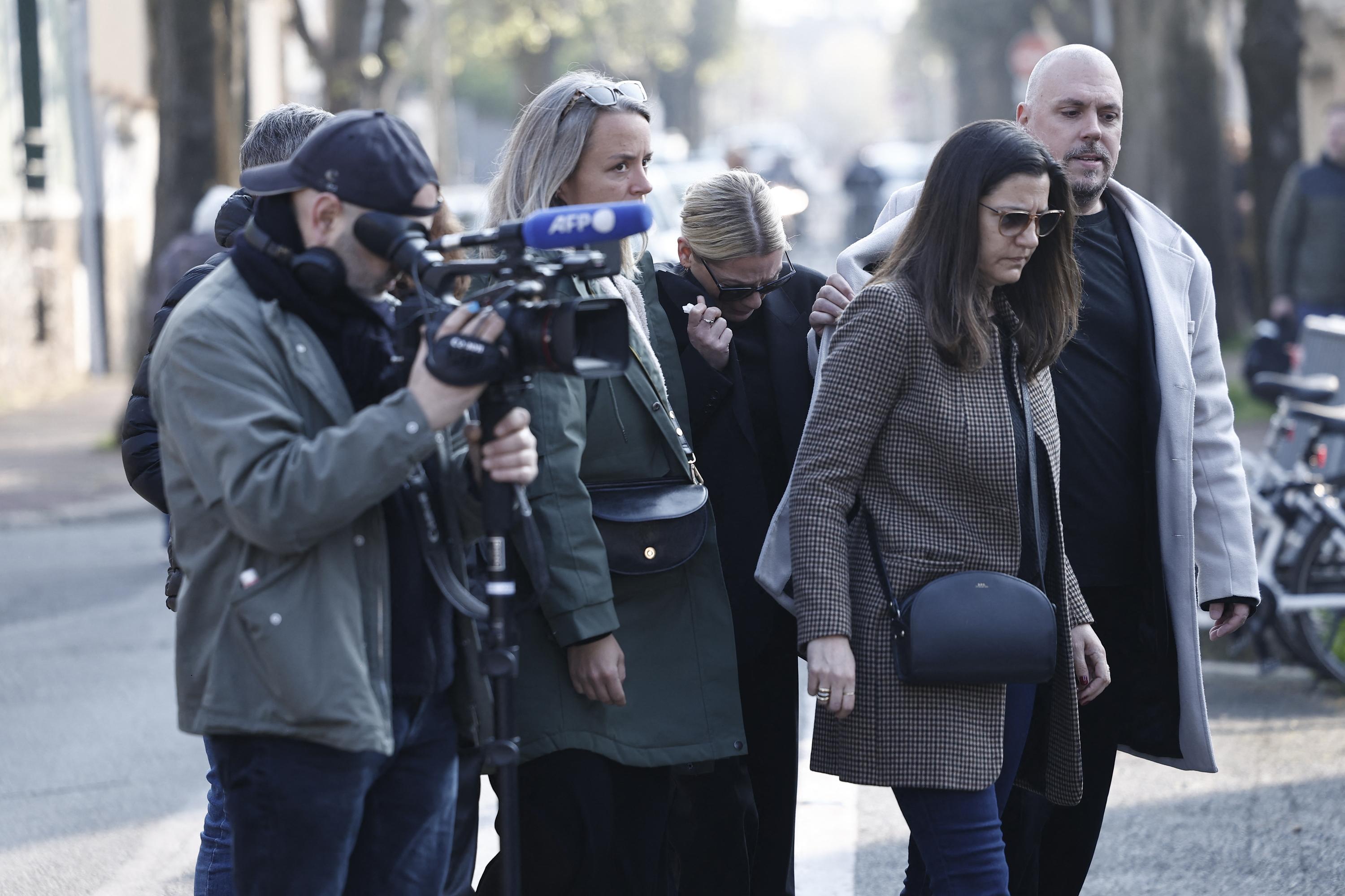Obsèques de Bruno Salomone : son ex Julie Gayet absente, elle était à ...