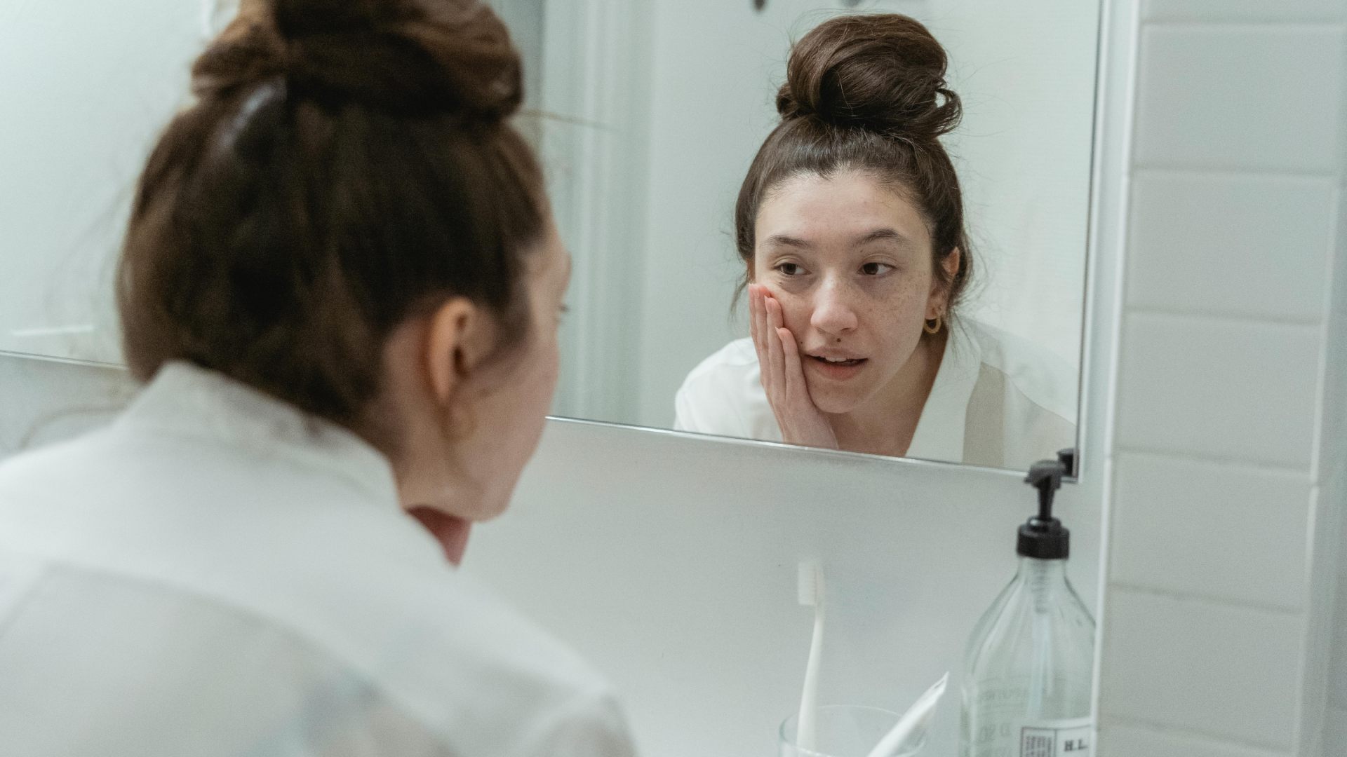 Everyday gestures that can make the face look more tired