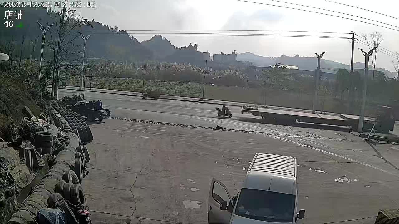 Truck reverses into motorcycle before bystanders intervene in Sichuan ...