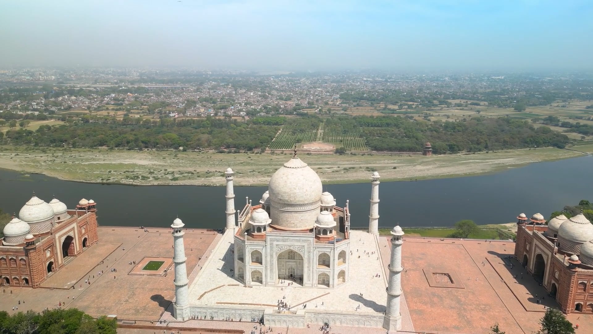Agra, India: Un dron explora la majestuosa ciudad a orillas del río Yamuna