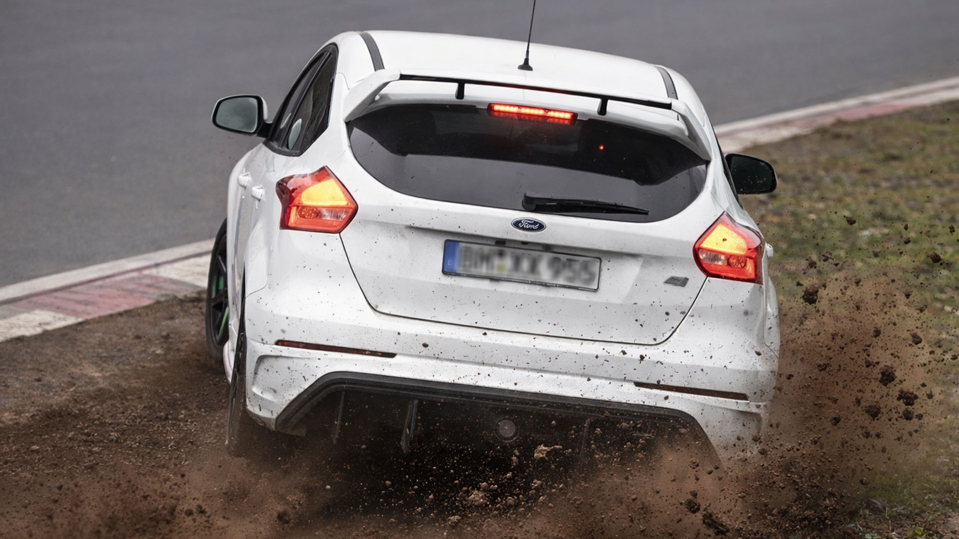 Drivers go off track at Nürburgring with dirt flying but recover