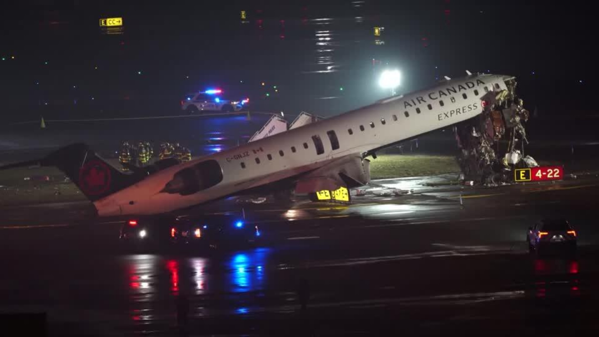 New York, scontro in pista tra un aereo e un camion: morti i due piloti ...