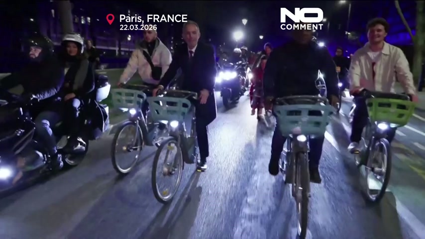 El nuevo alcalde de París, Emmanuel Grégoire, llega al Ayuntamiento en ...