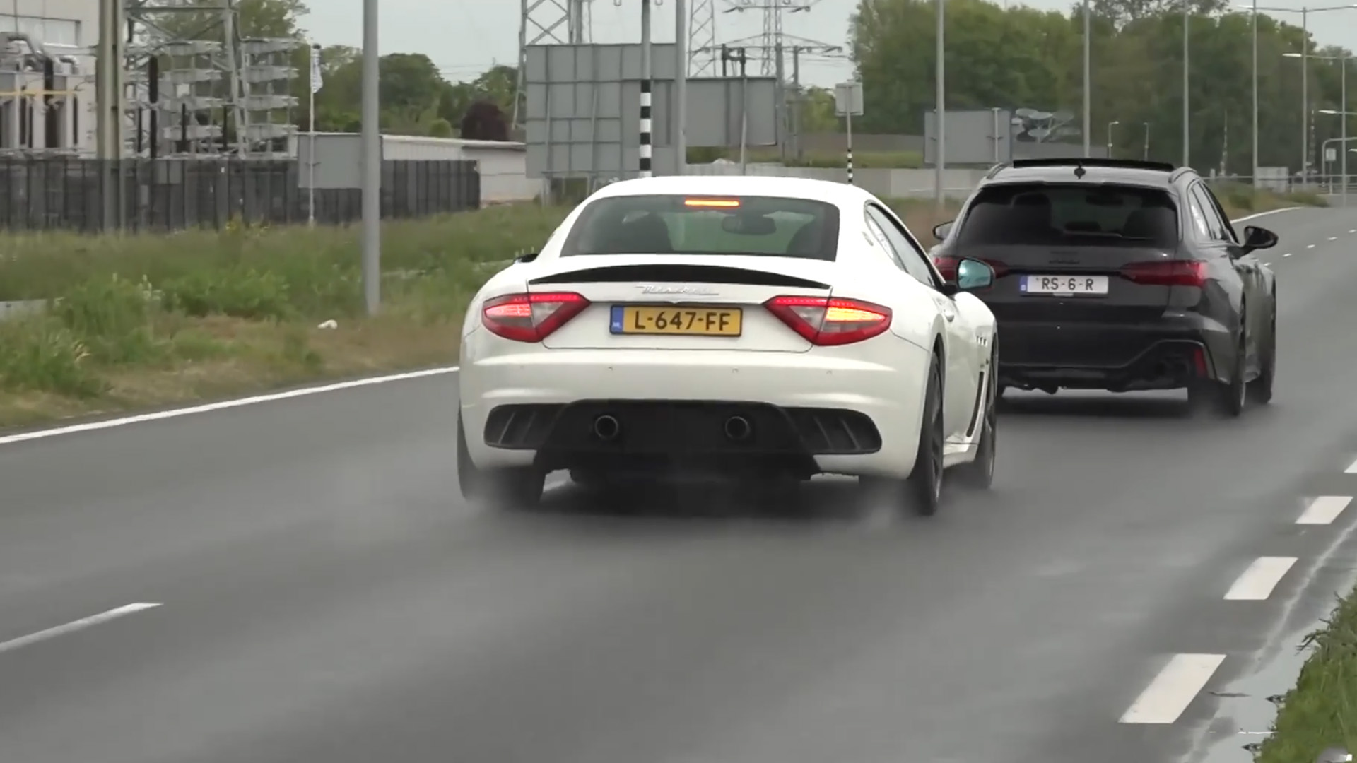 Gevaarlijke Maserati acceleratie op gladde weg
