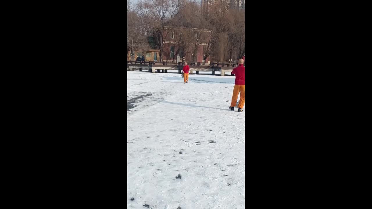 Man performs "teapot curling" on frozen river in Jiangsu, China