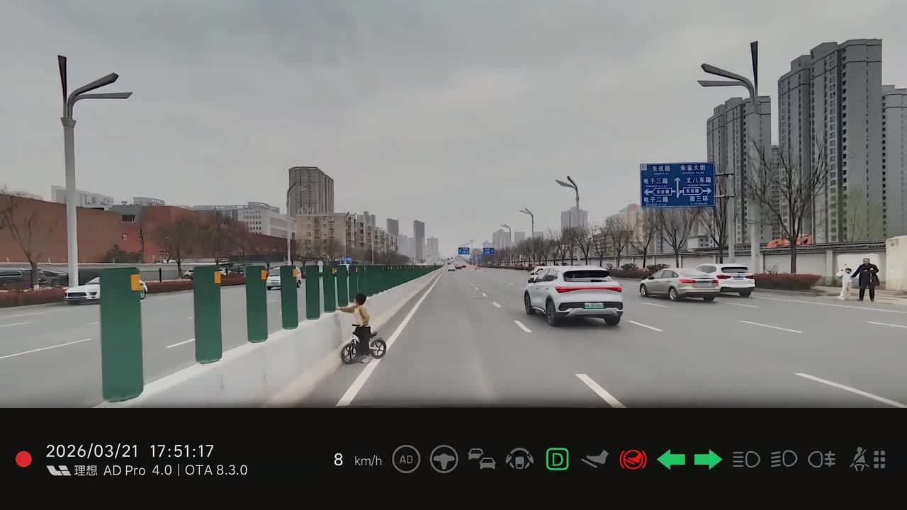 Terrifying moment toddler on toy car wanders onto busy highway before ...