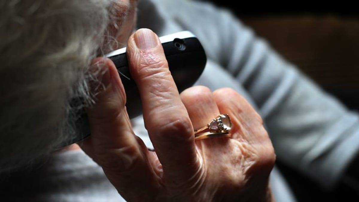 89-Jährige seit Monaten am Telefon beschimpft – das ist der Grund