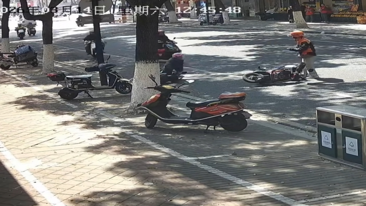 Motorcycles collide after sudden turn on side lane in Zhejiang, China