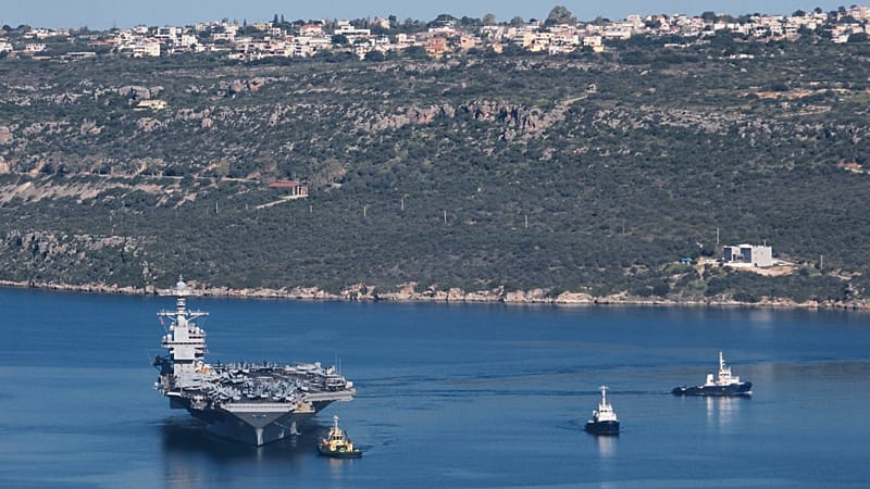 Après un incendie, le plus grand porte-avions au monde, l'USS Gerald ...