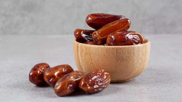 Banana vs dates: Which gives more energy? Full comparison