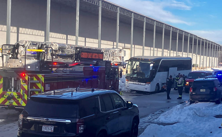 33 injured as tour bus from Chicago crashes exiting I-43 in Green Bay
