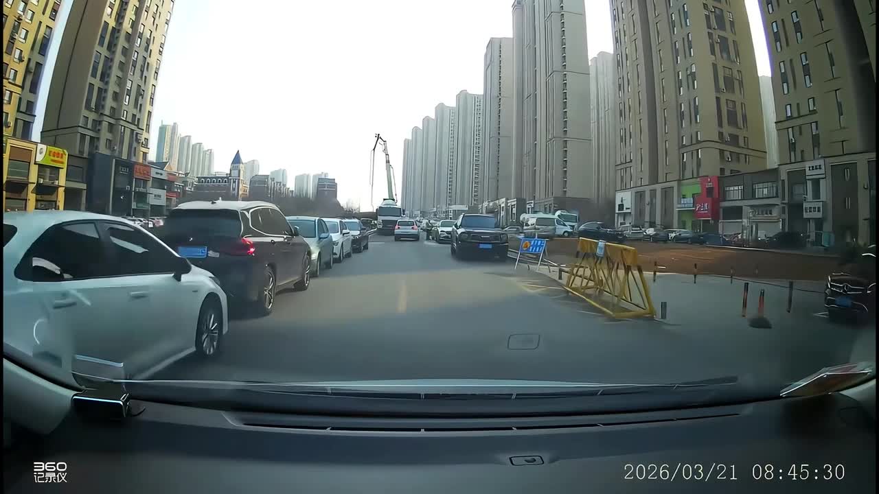 Concrete pump truck topples over, narrowly missing passing drivers in China