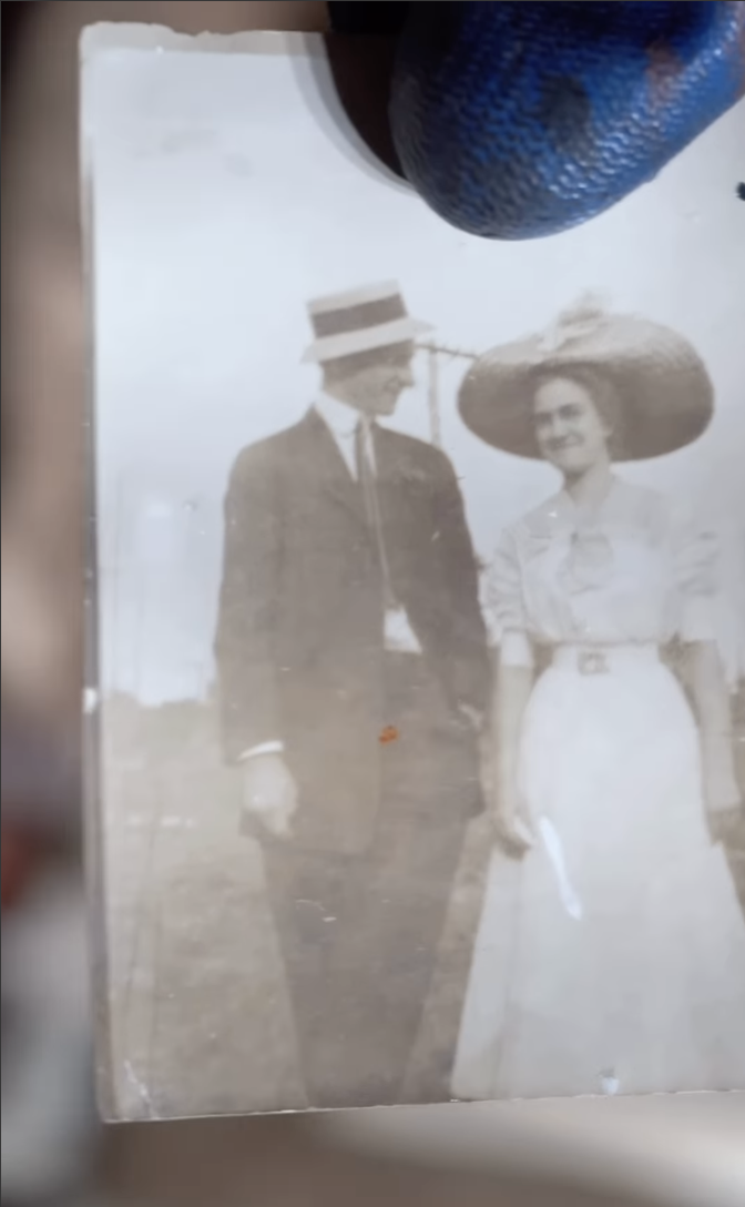 I discovered old photos of previous owners 📸