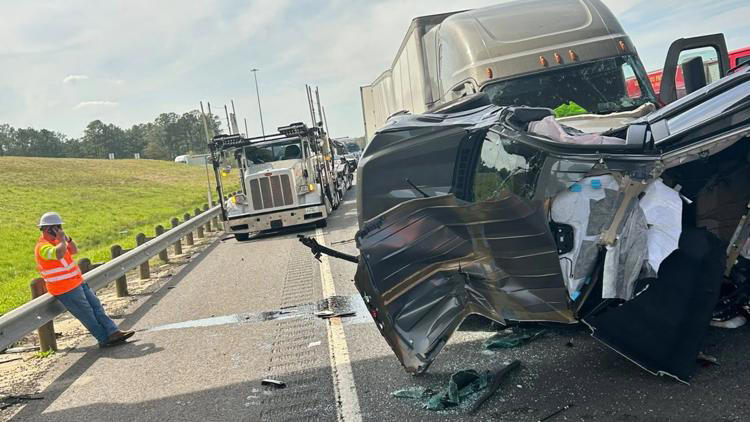 Eastbound lanes of I-20 near Waskom closed due to major 18-wheeler crash