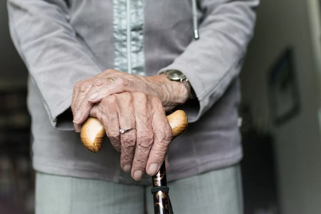 Utilizzo del bastone da passeggio: rischi per la salute