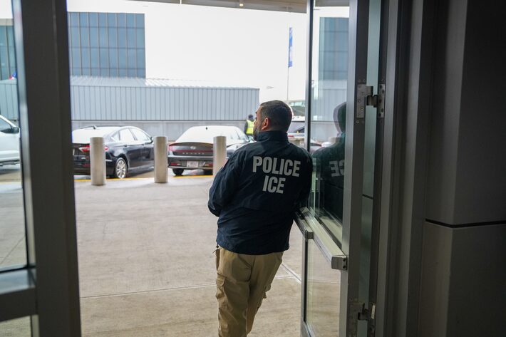 Pais detidos pelo ICE conseguem visitar filho com câncer terminal um ...
