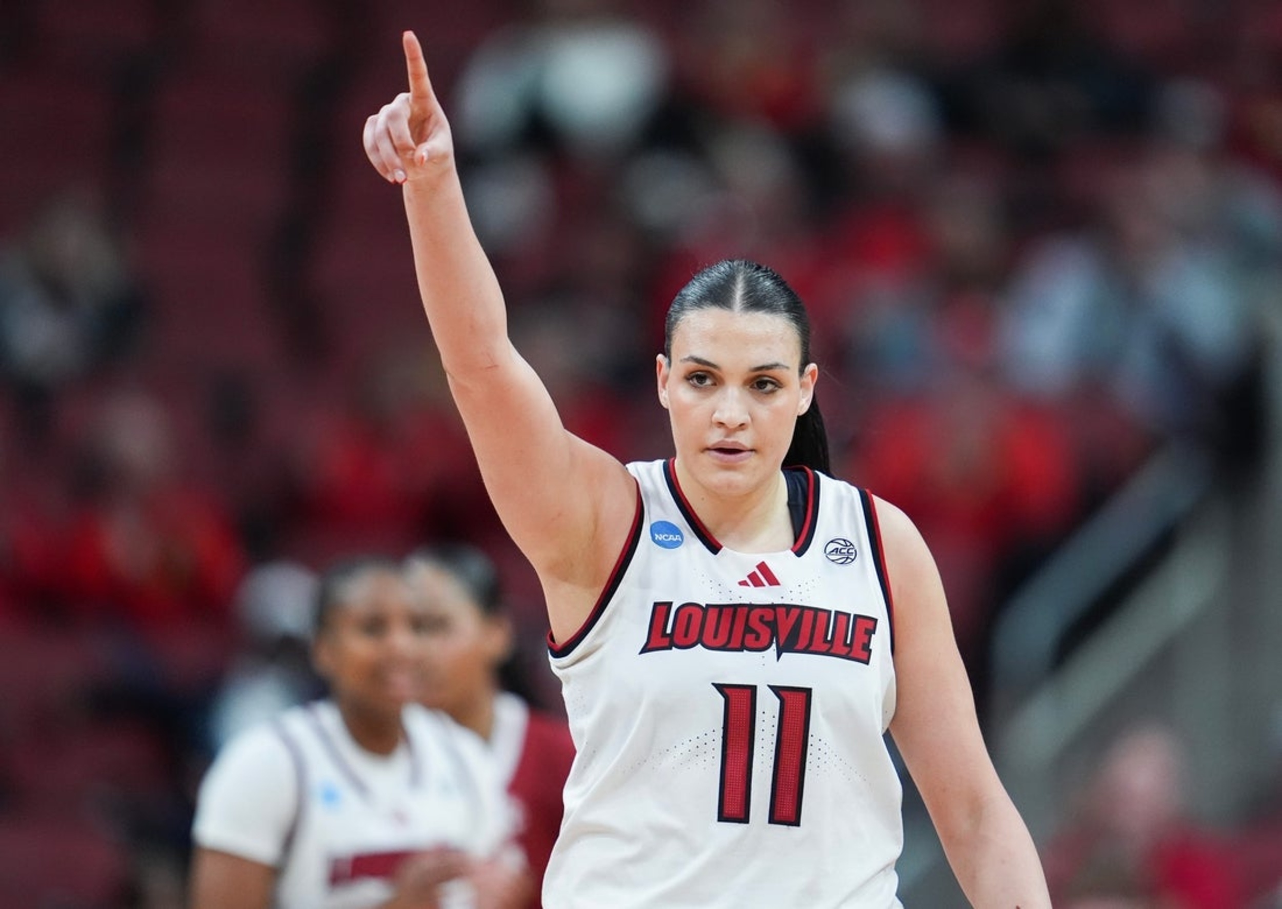 Louisville outlasts Alabama, advances to Sweet 16
