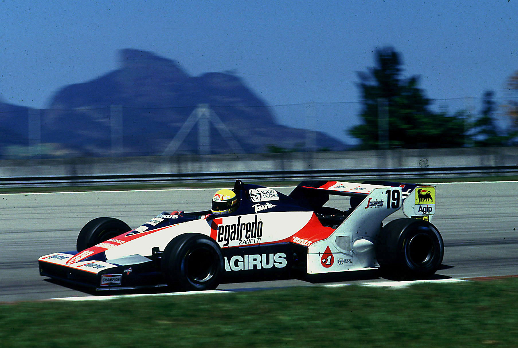 Eerste Formule 1-auto Senna onder de hamer voor miljoenenbedrag