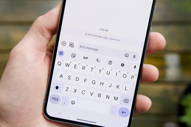 Google Messages adds two features your group chats desperately needed