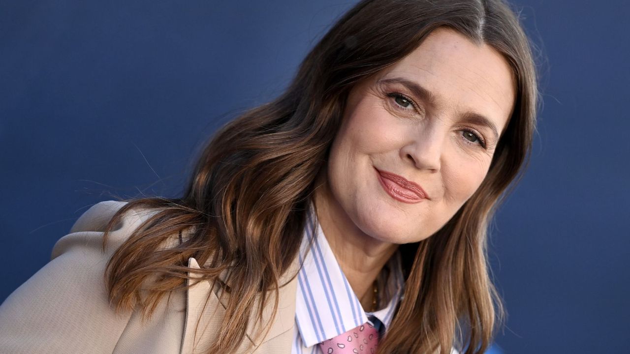 Drew Barrymore's living room proves that red is the most elegant color ...