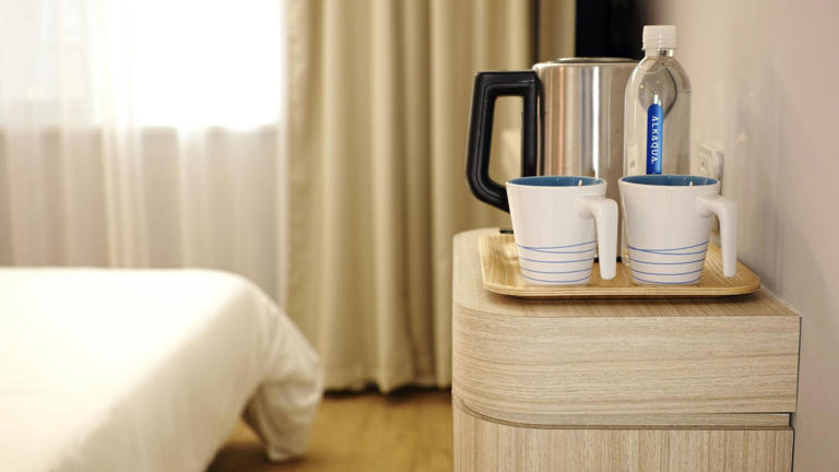 Why do some internet users recommend not using the kettle in hotel rooms?