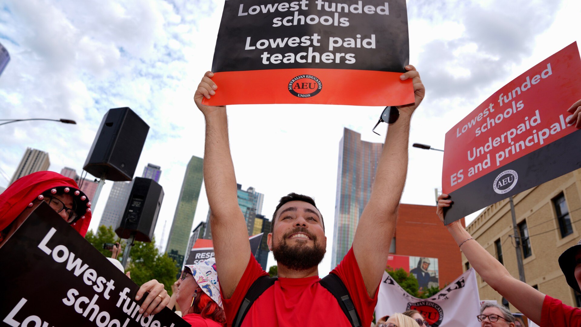 Victorian teachers reject pay offer against union advice, won't rule ...