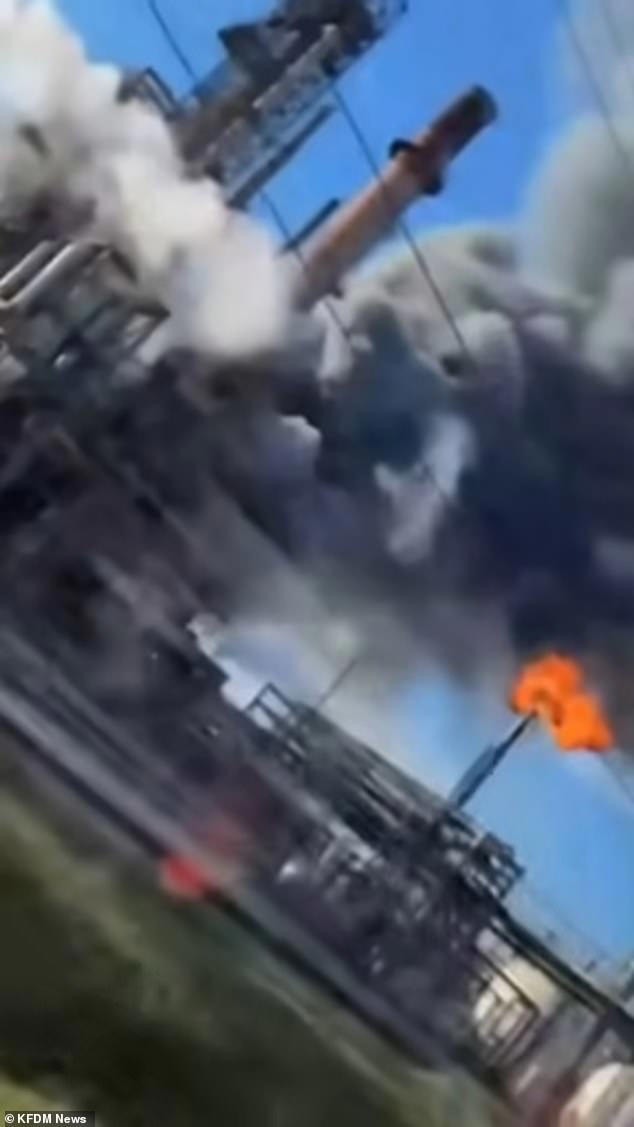 Oil refinery in Texas explodes into flames triggering massive boom as ...