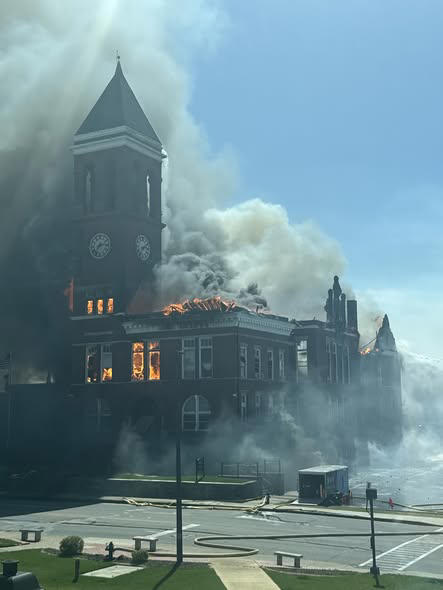 Floyd County Historic Courthouse evacuated after building catches on fire
