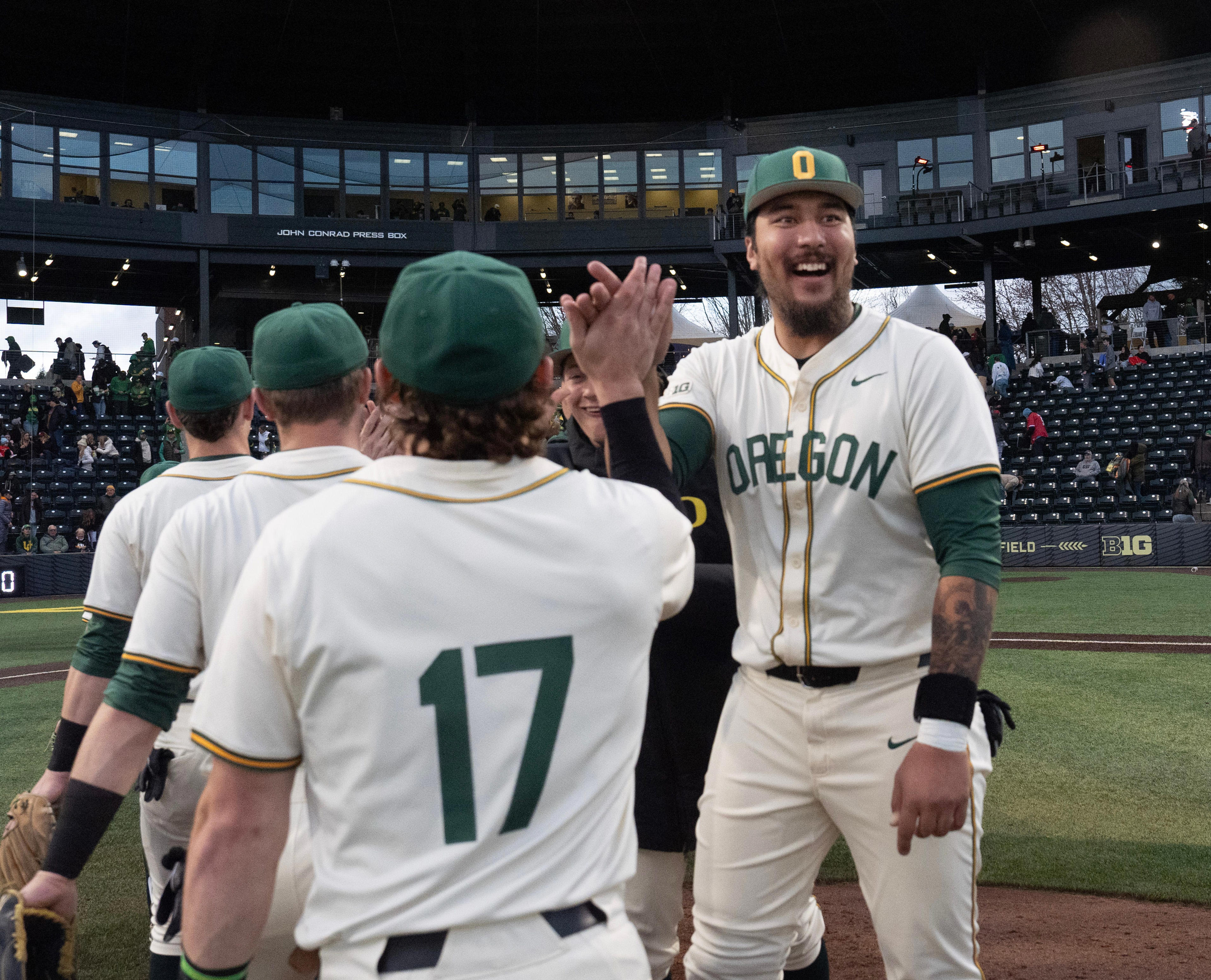 Oregon Ducks baseball moves up two spots in latest coaches poll