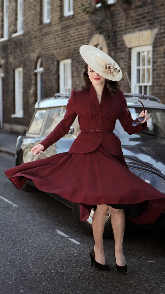 London, baby! Walking in style with @Lena Hoschek suit and @Rosecheri
