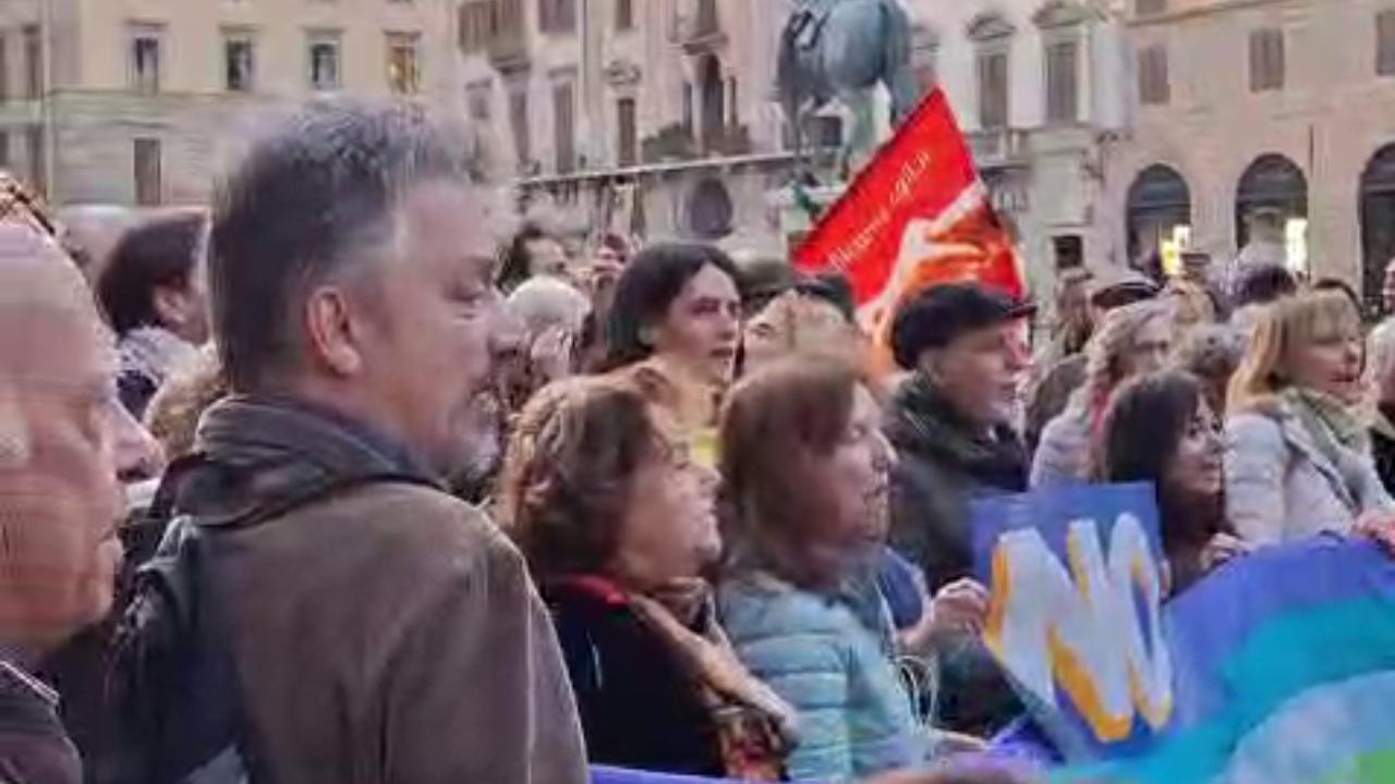 Piazza della Signoria, il comitato del no in festa canta "Bella ciao"
