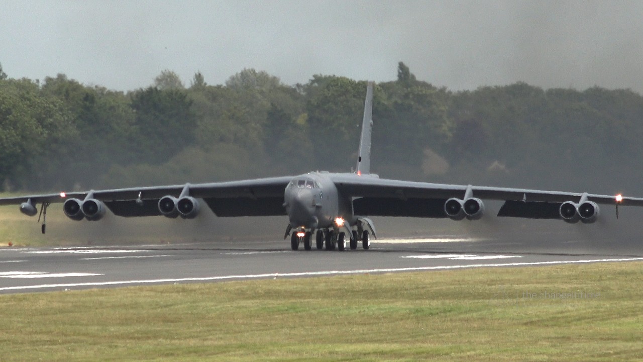 ジェット機が煙を上げて離陸するとどうなるのか見てみよう