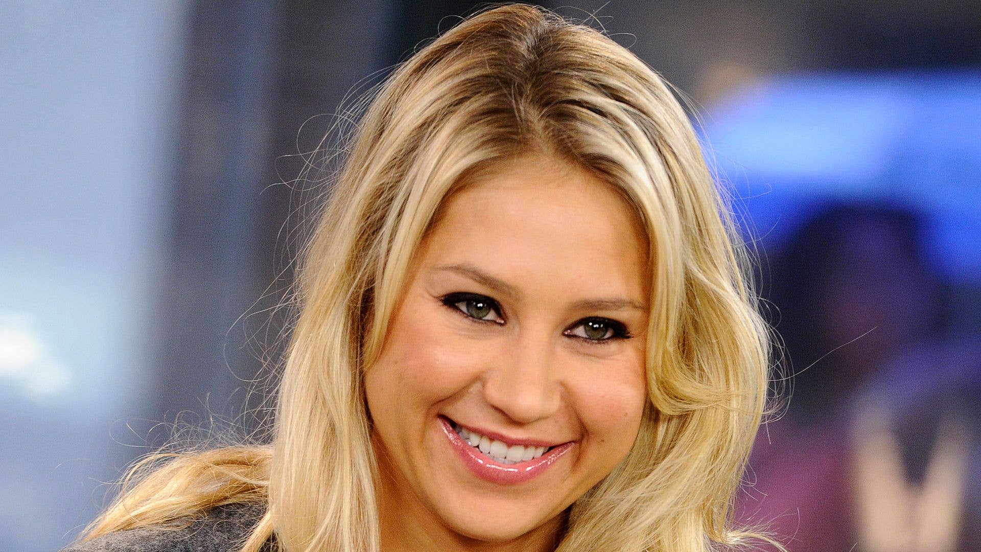 Anna Kournikova looks incredible as she steps out for first time since ...
