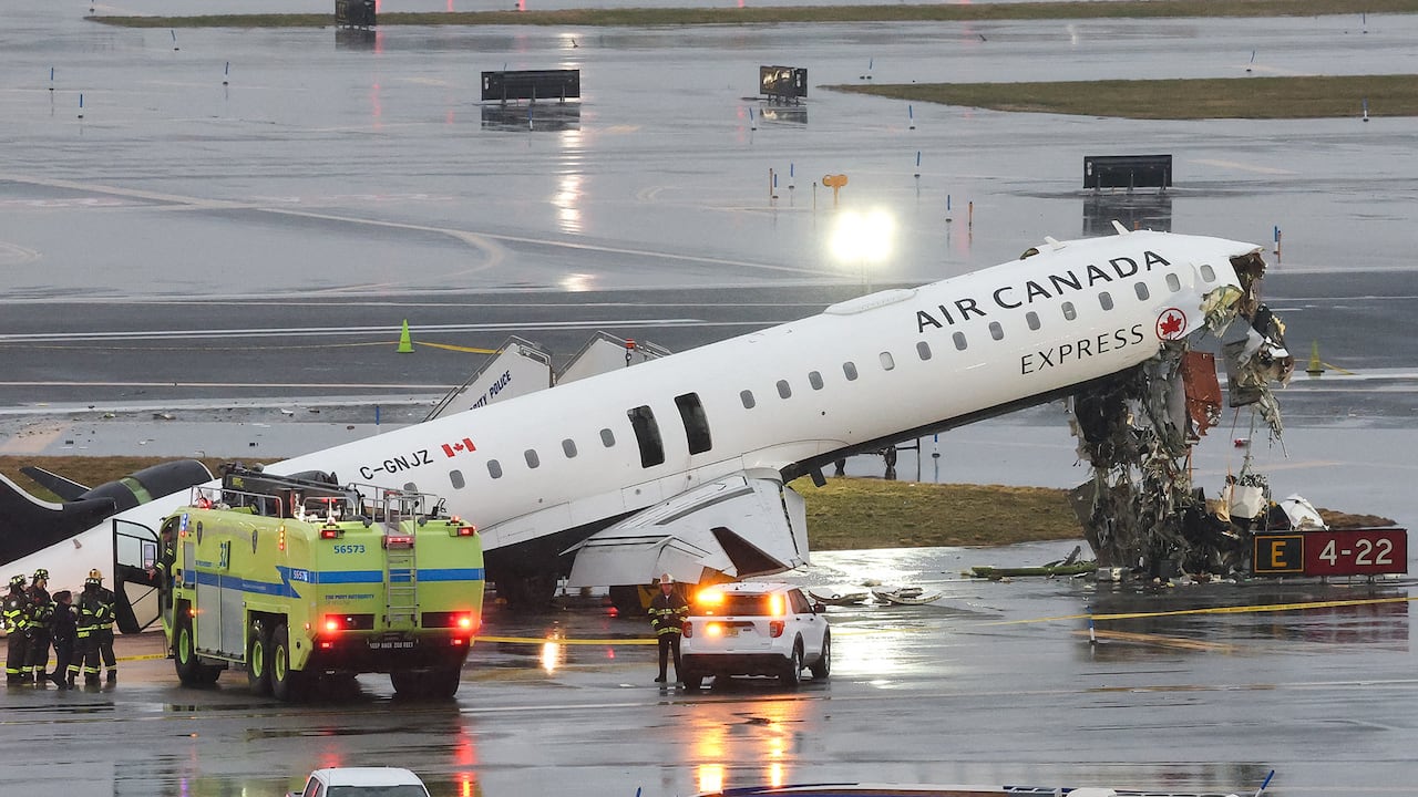 2 pilots dead in Air Canada crash on LaGuardia runway