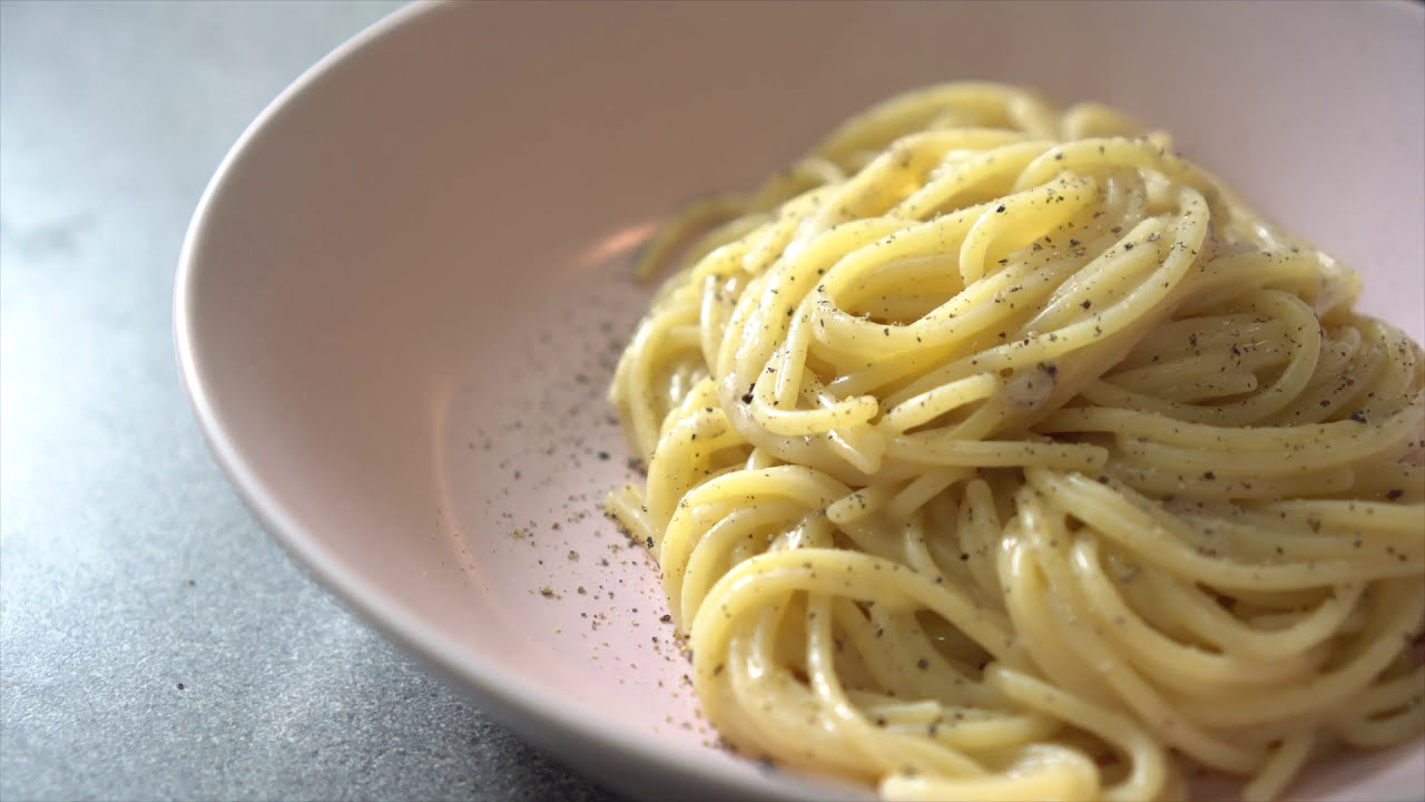 Authentic cacio e pepe recipe: Classic spaghetti with cheese and black ...