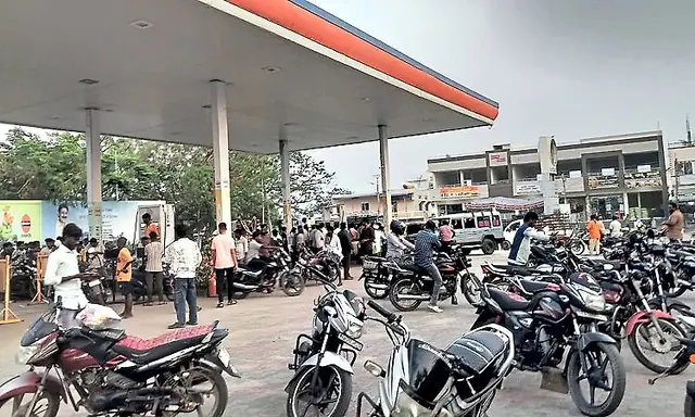 Fuel rush in Sirwar amid shortage rumours; police struggle to manage crowds