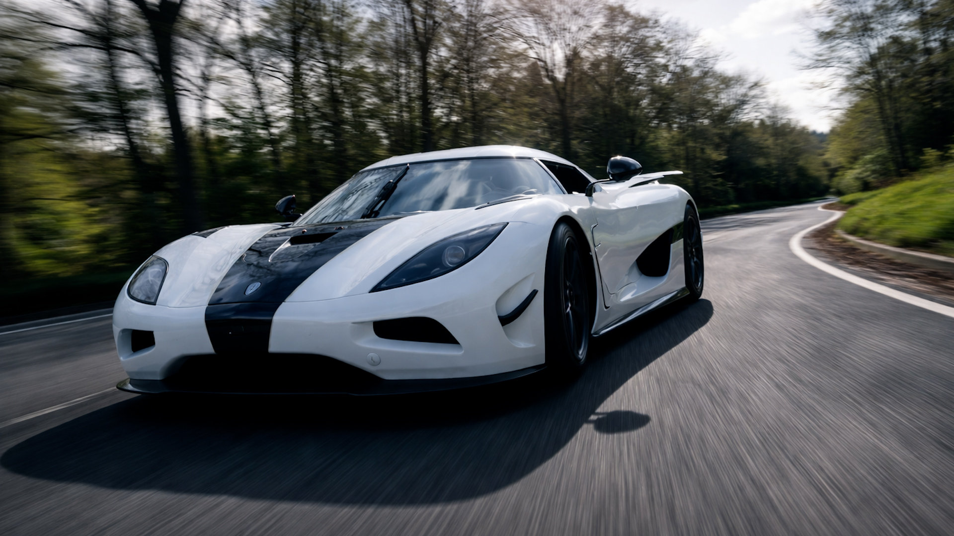 Testing the performance of a 1,360hp Koenigsegg Agera N hypercar