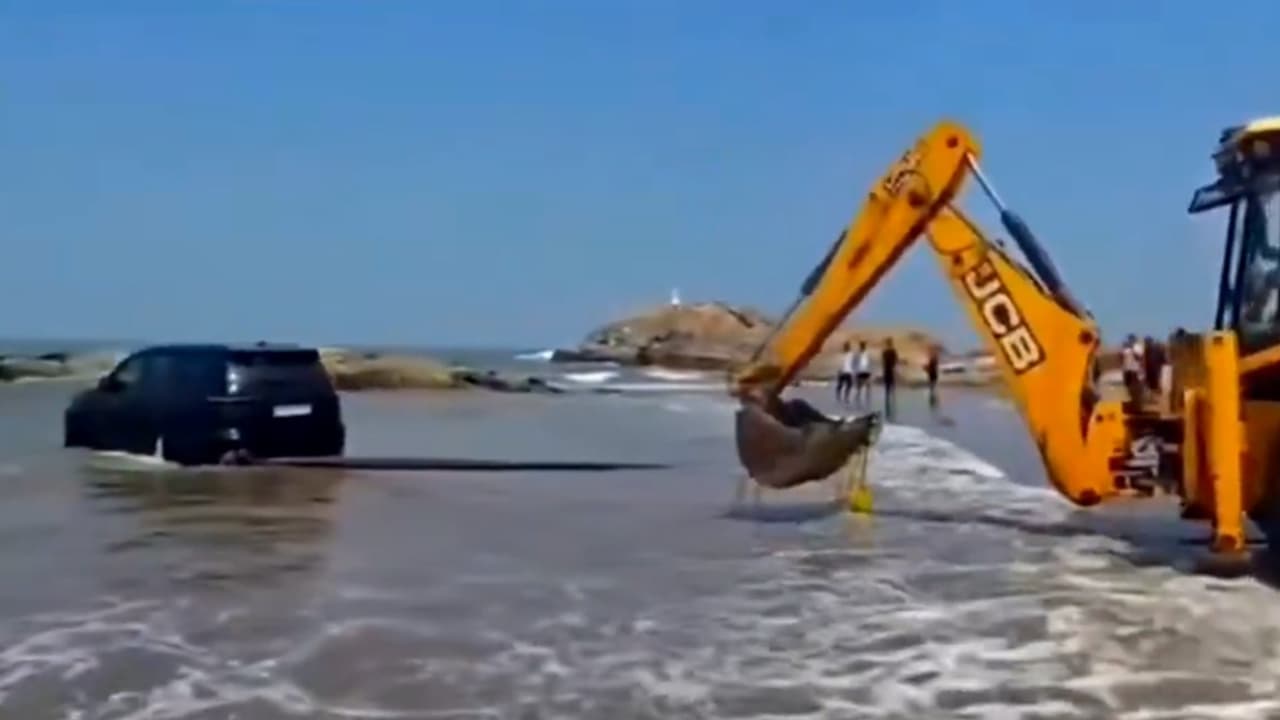 Goa: Viral clip shows Toyota Fortuner in sea, JCB rescues SUV; internet ...