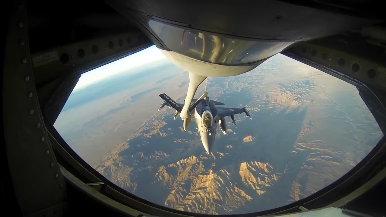 Watch how jets refuel at 500 mph at 30,000 feet - "Perfect precision"