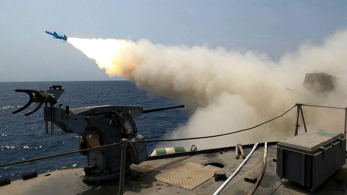Ιρανικά ΜΜΕ: Χτυπήθηκε πλοίο του αμερικανικού πολεμικού ναυτικού με δύο ...
