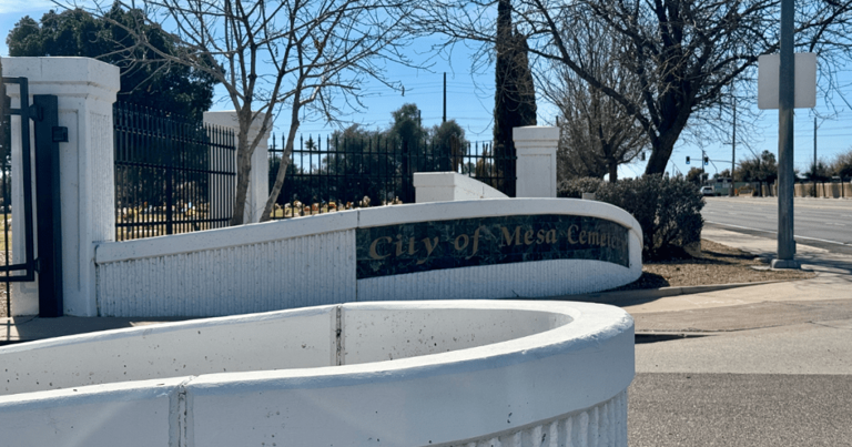 Most fans don't realize Waylon Jennings is buried in Arizona