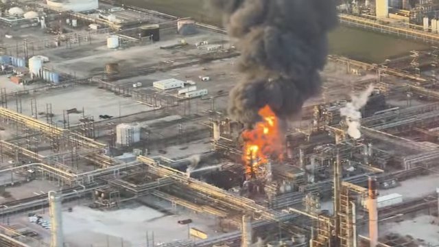 Massive explosion tears through major US oil refinery sparking 'take ...