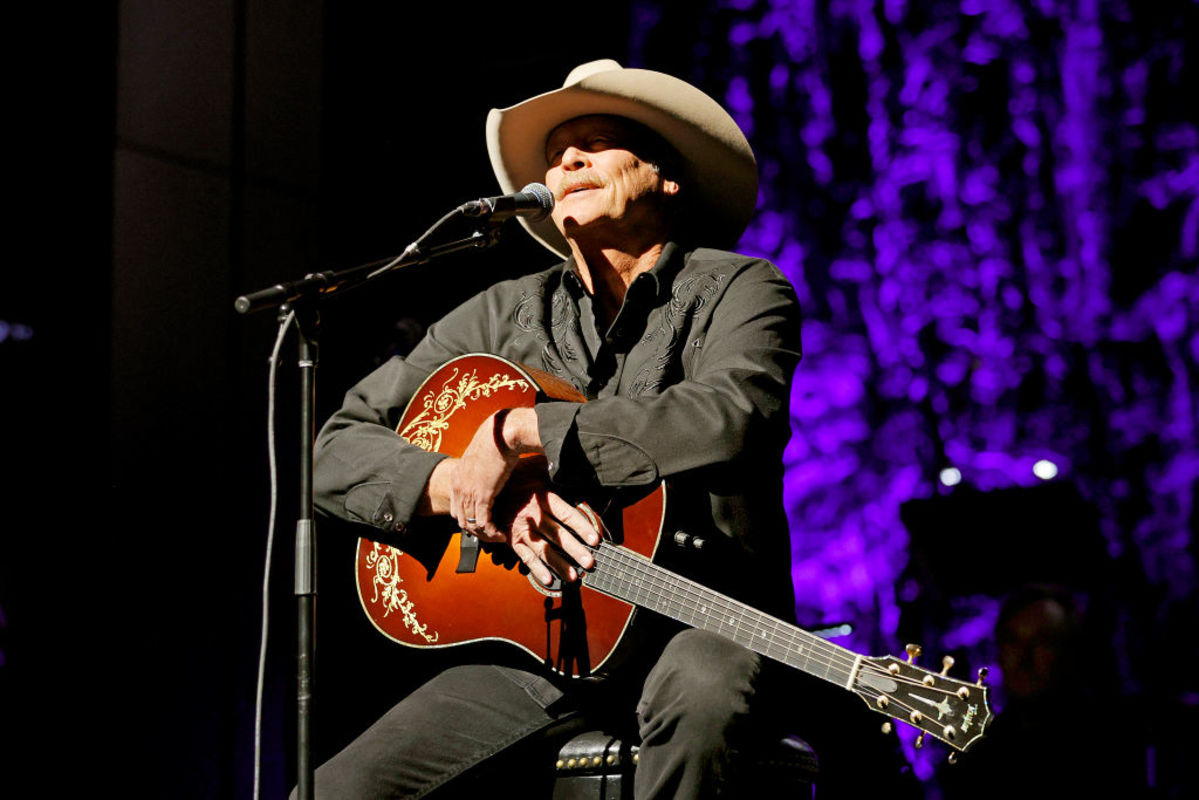 Iconic '90s singer announces exciting news amid tour retirement