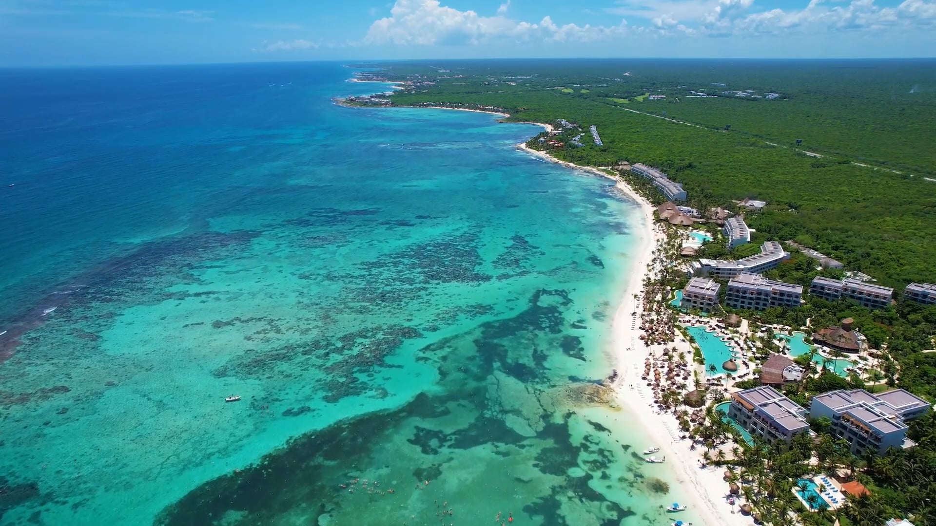 Akumal : vues aériennes par drone d'un complexe hôtelier exceptionnel ...