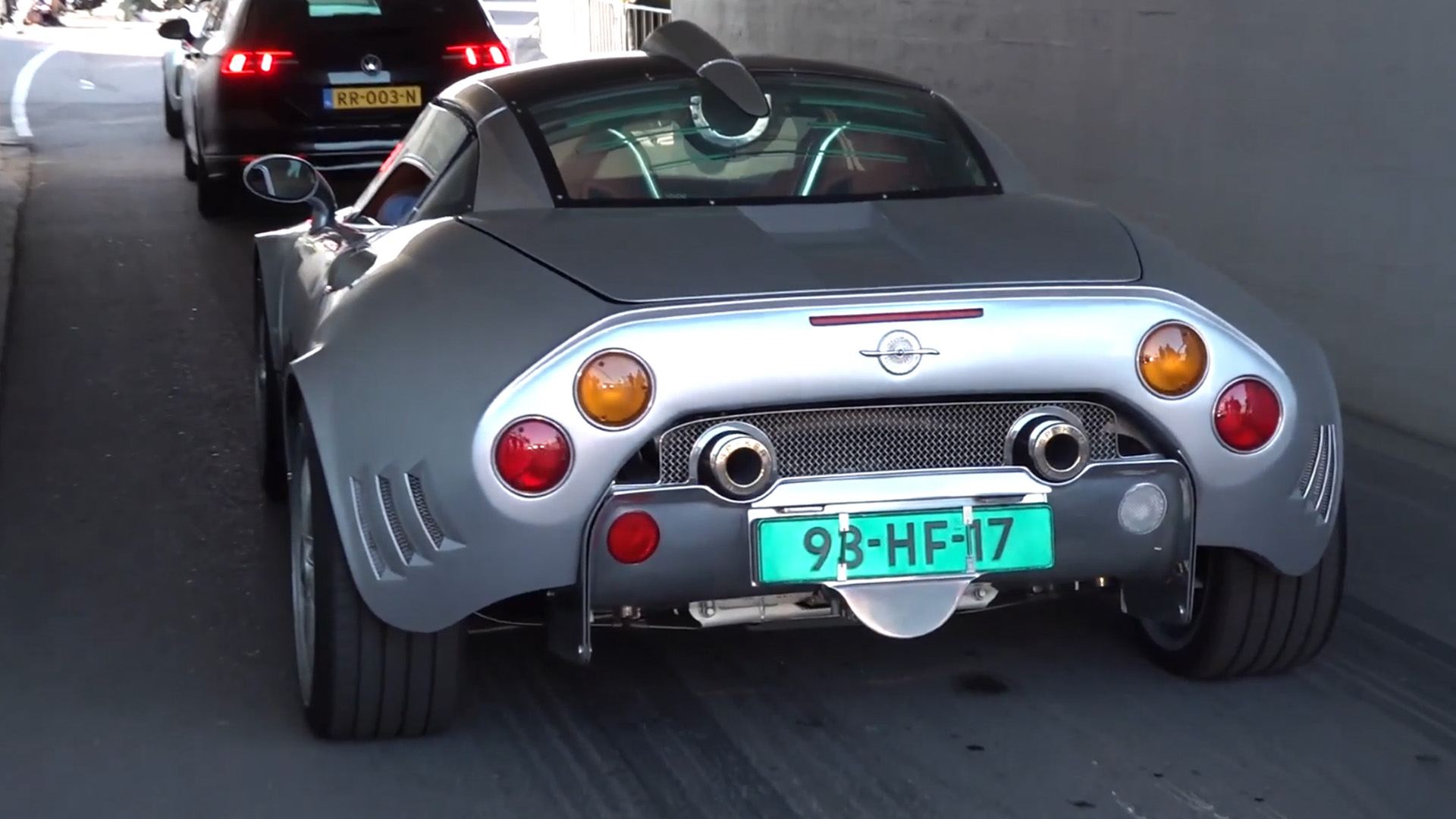 Seltener Spyker C8 zieht beim Verlassen des Car Meets alle Blicke auf sich