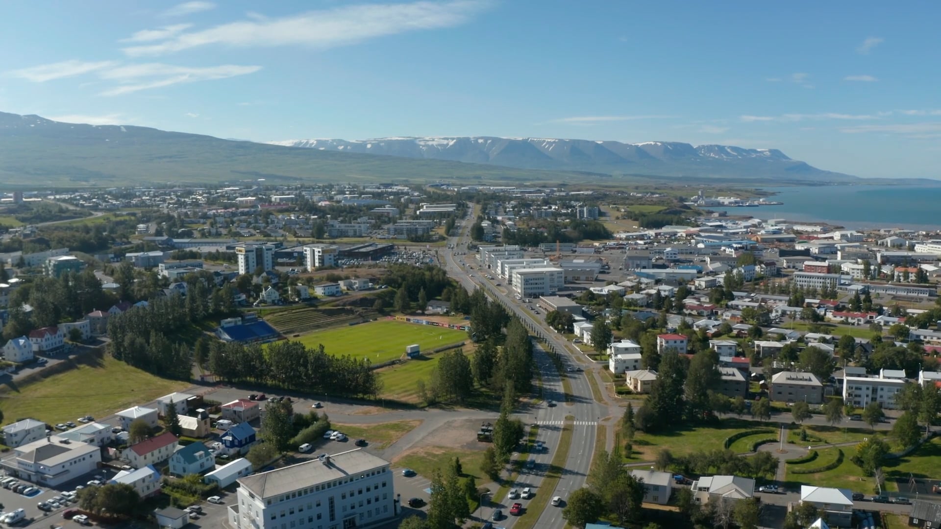Akureyri: vistas de drones da cidade da Islândia no fiorde Eyjafjörður