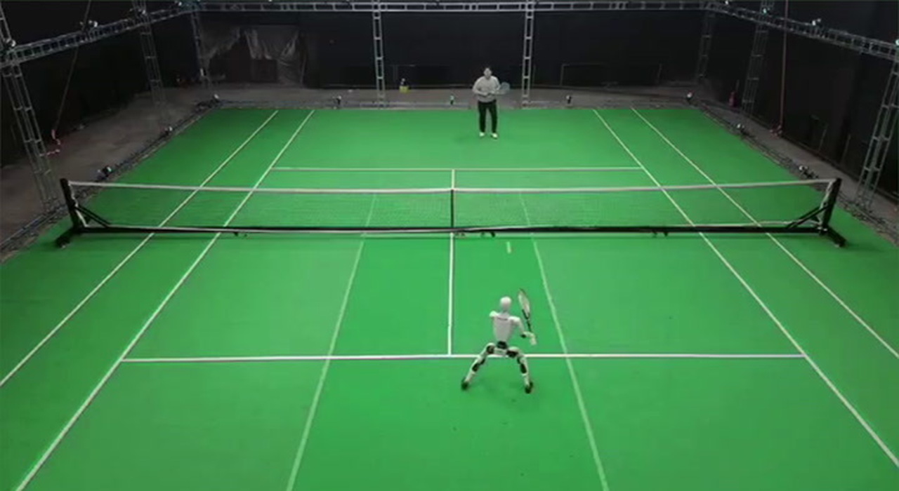 Robot tennista dalla Cina: sfida gli umani con dritto e rovescio perfetti