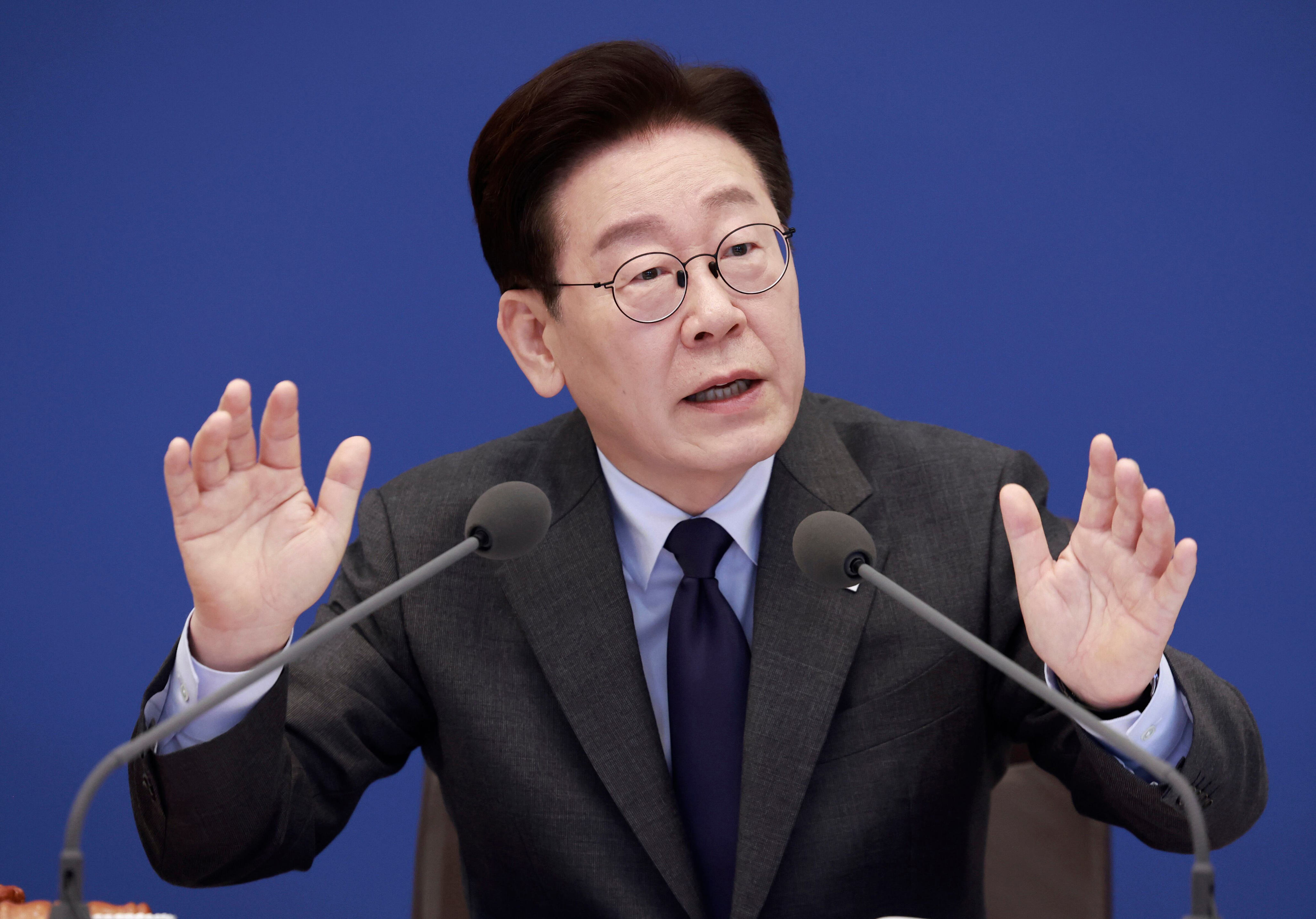 Ahn Cheol-soo challenges President Lee's 'mosquito' policy metaphor