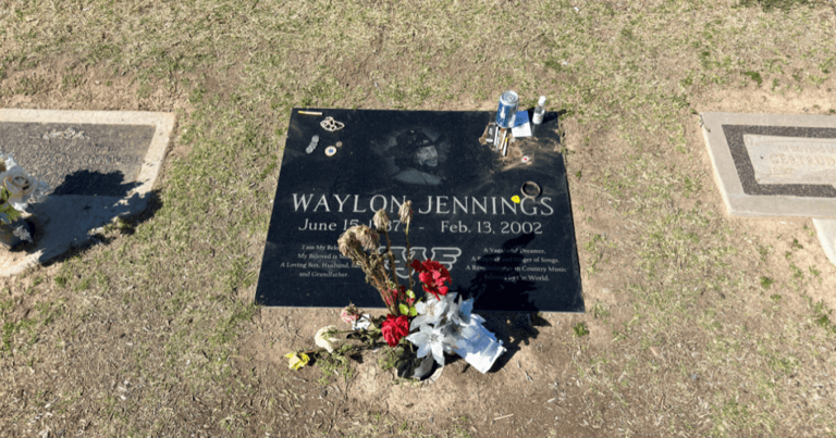 Most fans don't realize Waylon Jennings is buried in Arizona