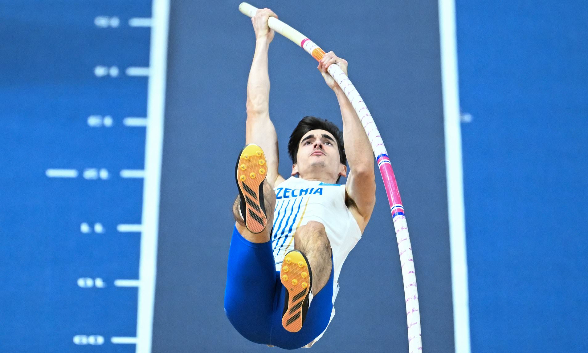 Pole vaulter wipes out heptathlete with a stray pole mid-race at the ...